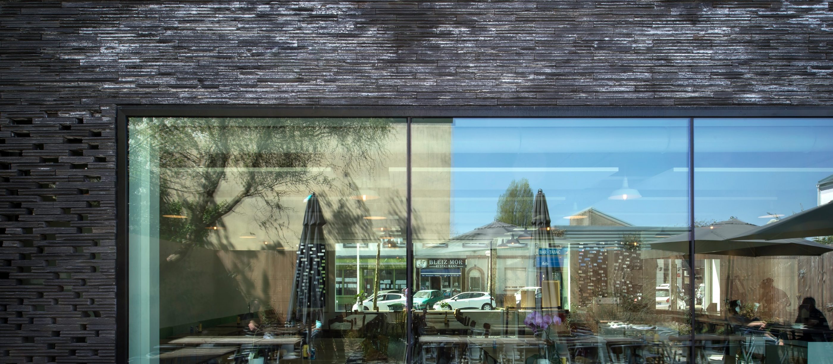 A complex monolith - issue roof and façade