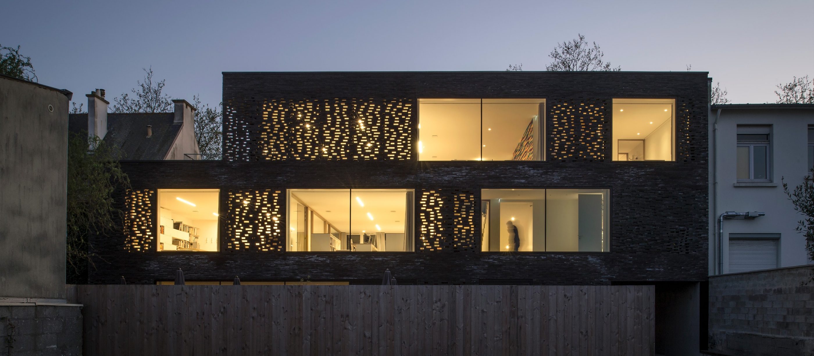 A complex monolith - issue roof and façade