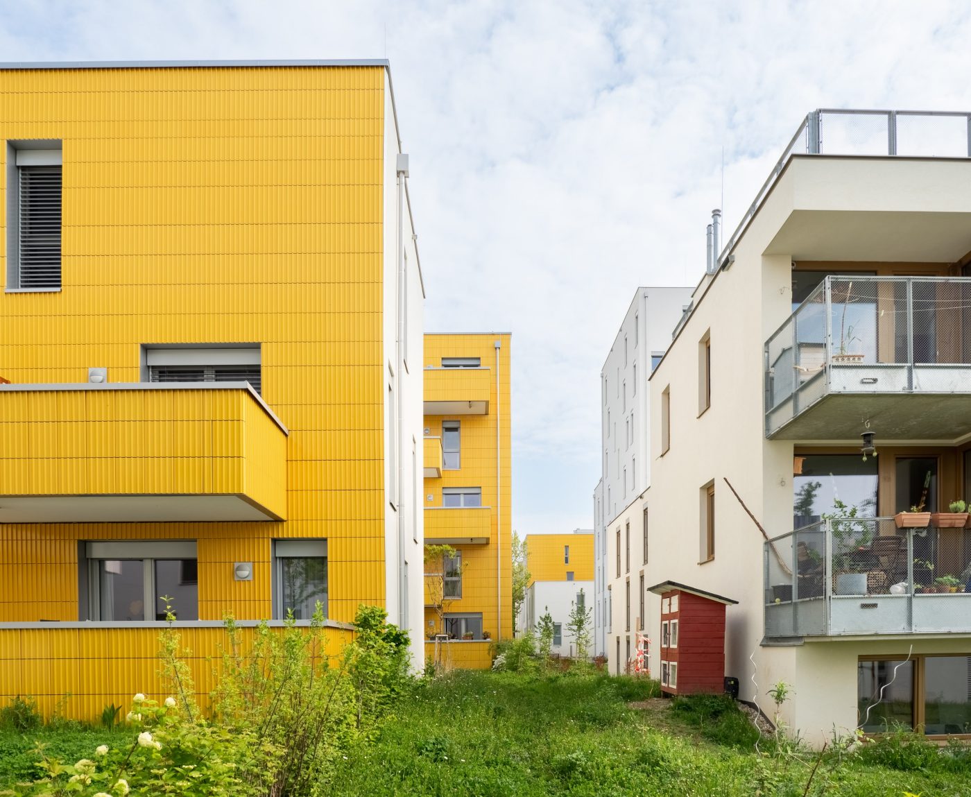 Green spaces and sun­flower-yellow façades